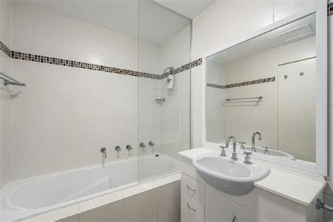 คลังภาพถ่ายฟรีของ ในร่ม กระจกเงา กระเบื้อง การปรับปรุงใหม่ ขัด ขาว ขาวดำ ความสะดวกสบาย