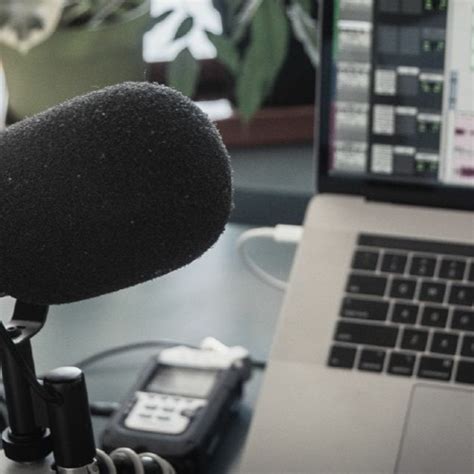 Stream episode Por qué es importante hacer un guión de Podcast by
