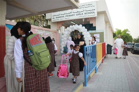 بالصور مدارس البحرين الحكومية تستقبل أكثر من ١٥٠ ألف طالب وطالبة اليوم