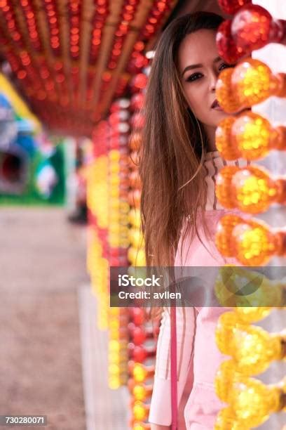 놀이공원에서 조명이 켜진 전구 사이에 서 있는 여성 모델의 초상화 25 29세에 대한 스톡 사진 및 기타 이미지 25 29세