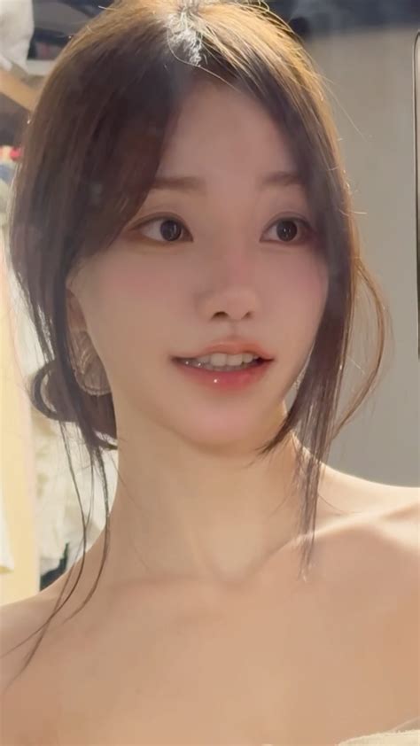 김도연 카인다미 건물에 걸릴 포스터 사진 정하구 있는데 1번이 나아요 2번이 나아요🥺 급하게 찍느냐구 힘들었던 화보촬영