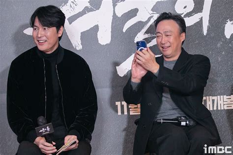 포토 황정민 애교에 빵 터진 정우성 소장각이야