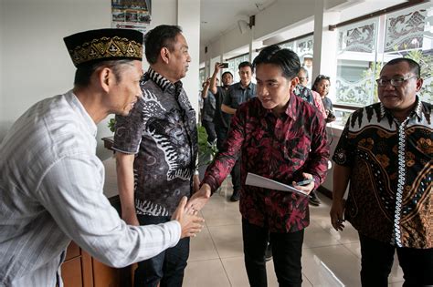 Gibran Serahkan Surat Pengunduran Diri Sebagai Wali Kota Solo USS Feed