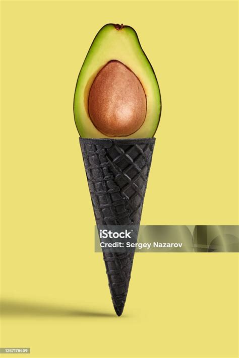 베이지 색 배경에 검은 와플 콘에 구덩이와 반 잘 익은 아보카도 건강한 영양 음식 제철 과일 수확 닫기 복사 공간 귀여운에 대한 스톡 사진 및 기타 이미지 Istock