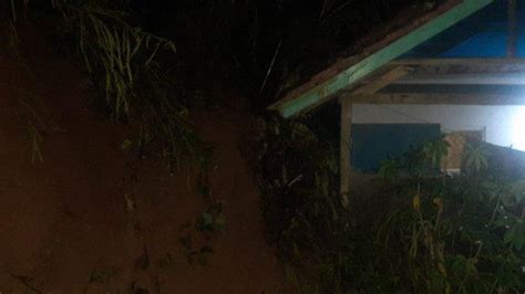 Tebing Setinggi 10 Meter Longsor Di Kecamatan Sadananya Ciamis Rusak
