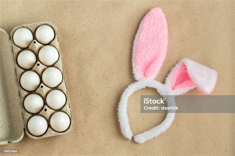토끼 귀 부활절 휴일 액세서리와 소박한 배경에 흰 달걀의 평면도 0명에 대한 스톡 사진 및 기타 이미지 0명 4월 개념 Istock