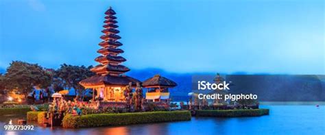 Pura Ulun Danu Bratan 사원 Beratan 호수에 인도네시아 발리에서 발리의 힌두교 사원 랜드마크 발리 소순다