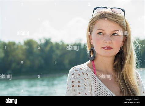 Longs Cheveux Blonds Banque De Photographies Et Dimages Haute R Solution Alamy
