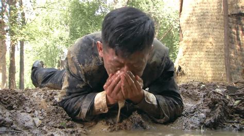 日軍見村民在喝泥水直接敲暈，卻不知他其實是功夫高手！ Youtube