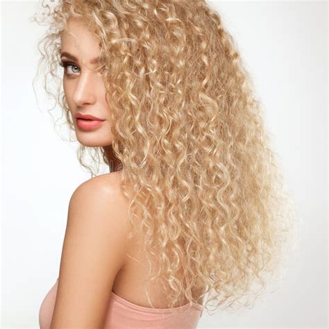 Cheveux Blonds Belle Femme Avec De Longs Cheveux Bouclés Image Stock