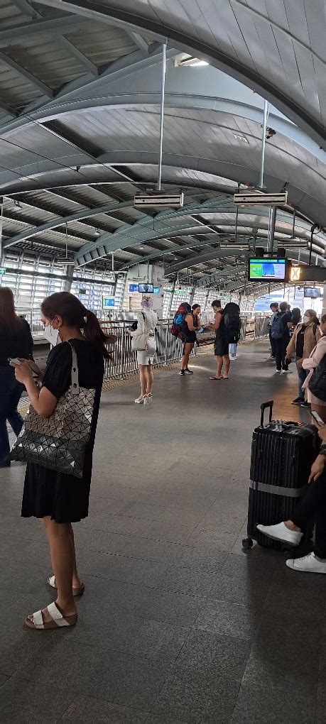 候車 在這個轉車月台上，大家都在候車， E123長青網 長者服務及老人院資訊