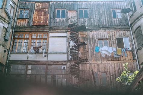 Jak skutecznie usunąć klej z okna praktyczne sposoby i porady Meblex pl