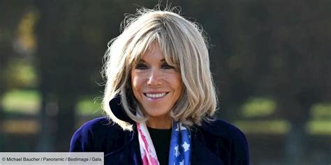 Pour son arrivée au Maroc Brigitte Macron choisit un manteau à la couleur hautement symbolique