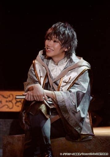駿河屋 法月康平ノエルライブフォト・全身・衣装白銀・座り・左向き・両手重ね・キャラクターショットミュージカル 「dance