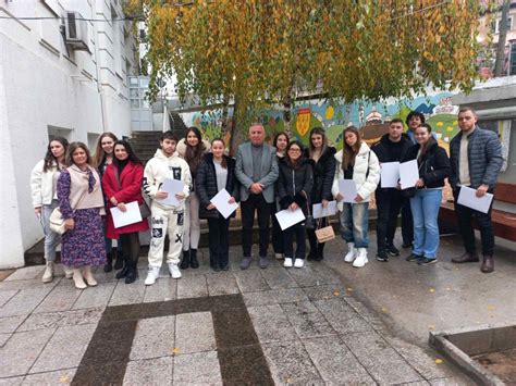 Студентите добитници на општинска стипендија ги потпишаа договорите
