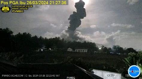 Gunung Ibu Meletus Lontarkan Abu Vulkanik Setinggi 2 8 Kilometer