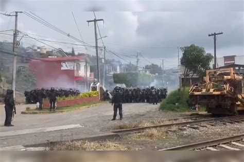 Con explosivos caseros y piedras así fue el enfrentamiento entre maestros de la CNTE y la