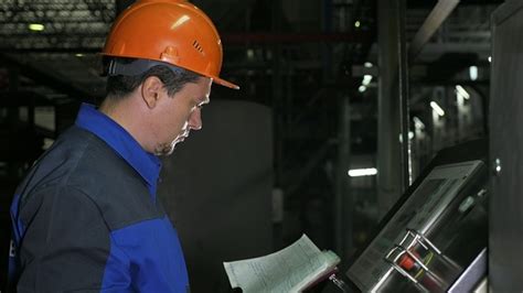 연산자는 생산 라인의 제어 패널을 모니터링합니다 플라스틱 물 파이프 공장 제조입니다 물과 공기 압력의 사용과 기계 도구에 플라스틱 튜브를 만드는 과정 가정의 방에 대한 스톡