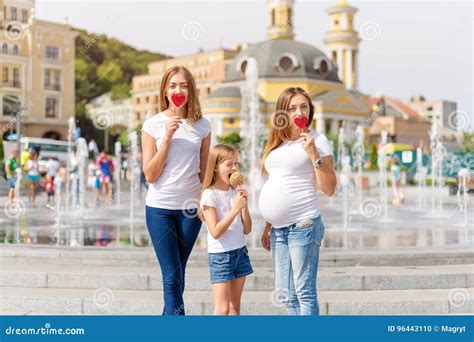 Samesex Lesbische Familie Met Kind Op Een Gang In Het Park Dichtbij De