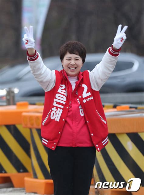 출근길 인사하는 김은혜 후보 뉴스1