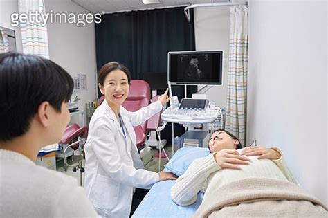 산부인과진찰 진찰 산과전문의 의사 의사 임신 물체묘사 병원 의료시설 이미지 Jv13155619 게티