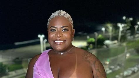 Jojo Todynho rouba a cena na praia ao surgir de maiô branco ousado