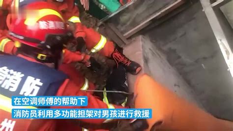 男孩不慎踩碎透光玻璃坠落10米天井，消防与市民合力救援凤凰网视频凤凰网