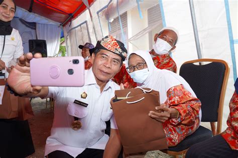 Momentum HUT Ke 10 Kaltara Gubernur Kunjungi Lansia Kayantara