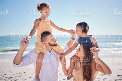 해변 여행 및 행복한 가족 아이들과 함께 휴가와 브라질 휴가 또는 여름 여행 사랑 위탁 부모와 소녀 엄마와 아빠는 바다 바다