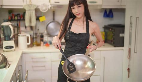 รวมรูปภาพของ ดาราตัวแม่ใส่ กกน ตัวเดียวเข้าครัว อวดความแซ่บปังในวัย 56