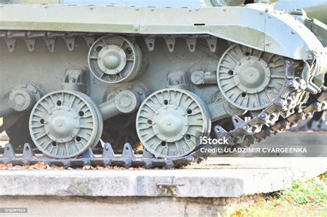 Roda Tangki Dari Jarak Dekat Jejak Besi Tank Militer Yang Berat Ulat
