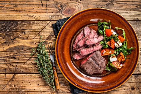 Bbq 구운 굴 탑 블레이드 또는 플랫 철 로스트 쇠고기 고기 스테이크샐러드접시에 얹어 나무 배경 맨 위 보기 복사 공간 0명에 대한 스톡 사진 및 기타 이미지 Istock