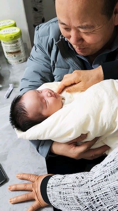 오랜만에 아기 만나서 티격태격하는 할머니와 할아버지~ Youtube