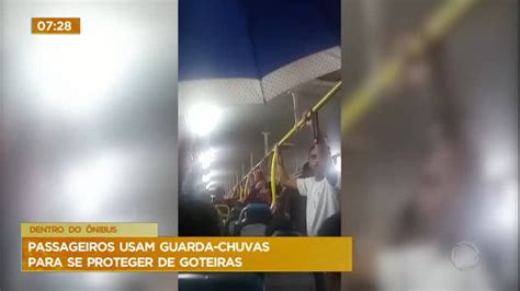 Passageiros usam guarda chuva para se proteger de goteiras dentro de ônibus Brasília R DF no Ar