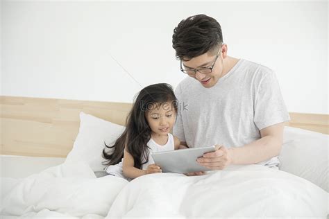 Dad And Dad Watch The Ipad Picture And Hd Photos Free Download On Lovepik