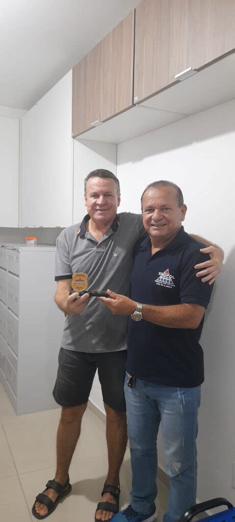 Sindpol Alagoas Policiais civis aposentados recebem do Sindpol troféu