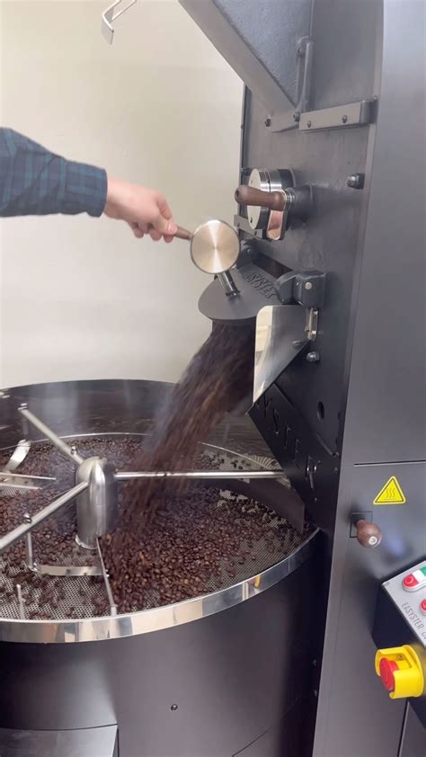 공구예고 드롱기리벨리아 예전에는 커피를 물처럼 수시로 마셨는데 건강을 생각해서 하루 딱 두잔으로 제한하다보니 한잔을 마셔도 맛있게 먹고 싶더라구요 왜 우리집 커피는