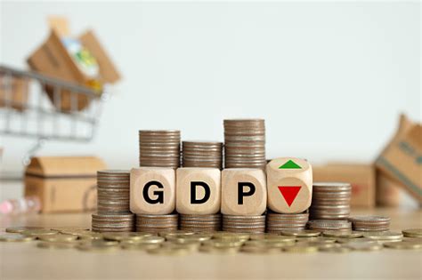 국내 총생산 개념입니다 동전 스택의 Gdp 블록과 위쪽 및 아래쪽 화살표 기호 아이콘 통화 정책 금융 관리 경제 인플레이션