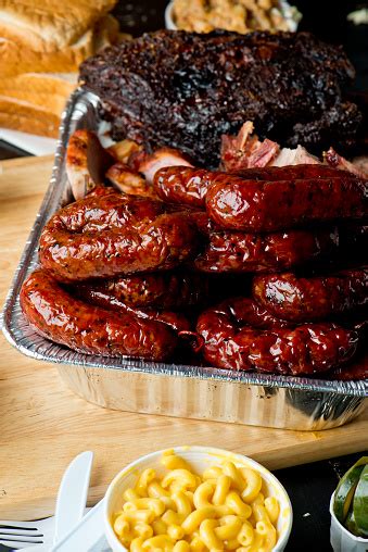 바비큐 케이터링 플래터 전통적인 텍사스 스모크 하우스 쇠고기 Brisket 돼지 고기 소시지 느린 훈제 칠면조 맥 앤 치즈 감자