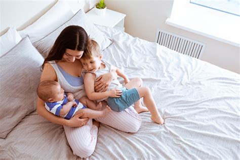즐거운 사랑 하는 어머니와 두 아들의 가족입니다 젊은 엄마가 편안 하 고 저녁에 그녀의 아이 들과 함께 포옹 2명에 대한 스톡