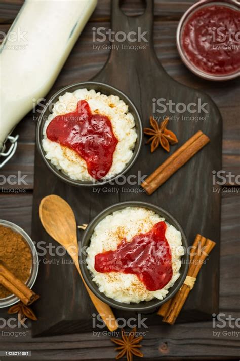 나무 배경에 계피와 딸기 잼이있는 쌀 푸딩 라이스 푸딩에 대한 스톡 사진 및 기타 이미지 라이스 푸딩 딸기 0명 Istock