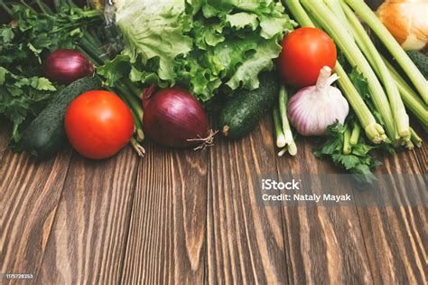 신선한 유기농 식품 신선한 야채 양상추 오이 셀러리 양파 토마토 파슬리를 나무 배경에 복사 공간 개체 그룹에 대한 스톡 사진 및 기타 이미지 Istock