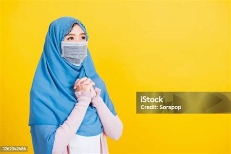 아시아 무슬림 아랍 여성 이슬람 착용 베일 히잡과 얼굴 마스크 제기 손 기도 말레이시아에 대한 스톡 사진 및 기타 이미지 말레이시아 이슬람교 브루나이 Istock