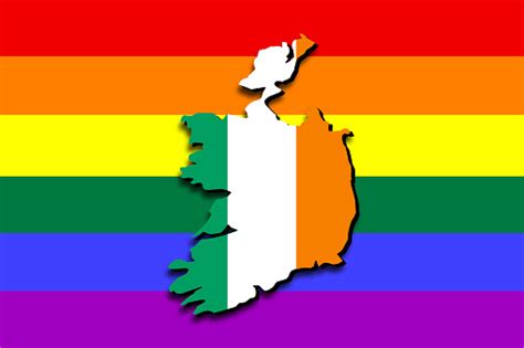 아일랜드 는 배경에 Lgbt 플래그와 국기와 아일랜드 개요지도 0명에 대한 스톡 벡터 아트 및 기타 이미지 0명 3차원