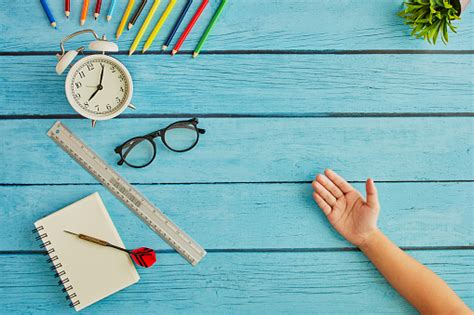 블루 우드 업무용 책상에 문구 용품을 사용한 학교 컨셉으로 돌아가기 아이에 대한 스톡 사진 및 기타 이미지 아이 탁자 가위 Istock