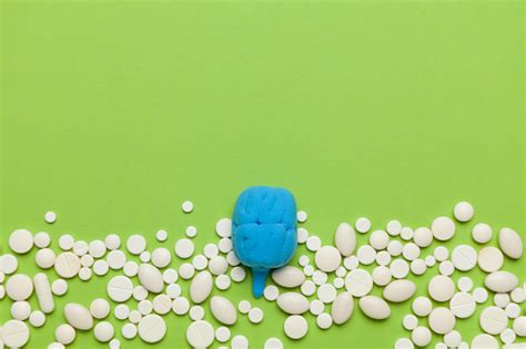 녹색 배경에 알 약과 인간의 두뇌 불안 우울증과 신경 장애 정신 분열증 알츠하이머 병 및 파킨슨 병의 치료 건강관리와 의술에 대한 스톡 사진 및 기타 이미지 Istock