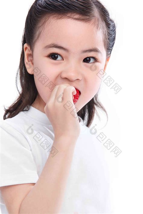 可爱的小女孩吃草莓 包图企业站