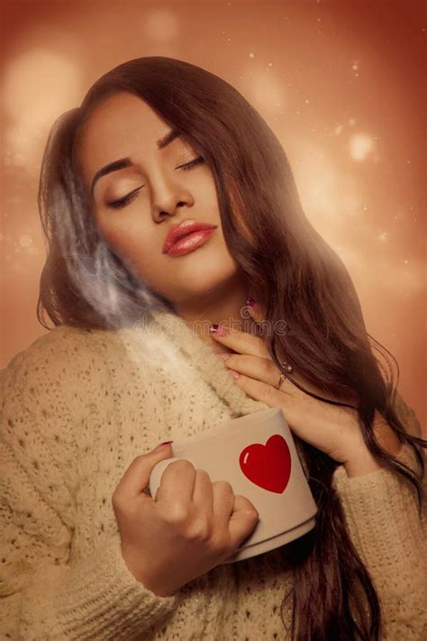 Wellustig Jong Brunette Met Hete Drank In Kop Stock Foto Image Of