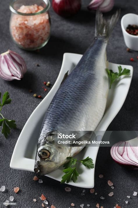 회색 배경에 붉은 양파 후추 바다 소금 및 파슬리로 소금에 절인 청어 세로 형식 건강한 생활방식에 대한 스톡 사진 및 기타 이미지 건강한 생활방식 건강한 식생활