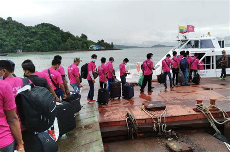 Myanmar Migrant Workers Leave For Thailand Under Mou Global New Light Of Myanmar